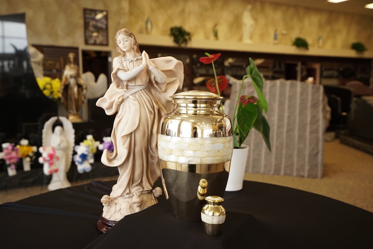 How to Make a Memorial Urn Special and Unique